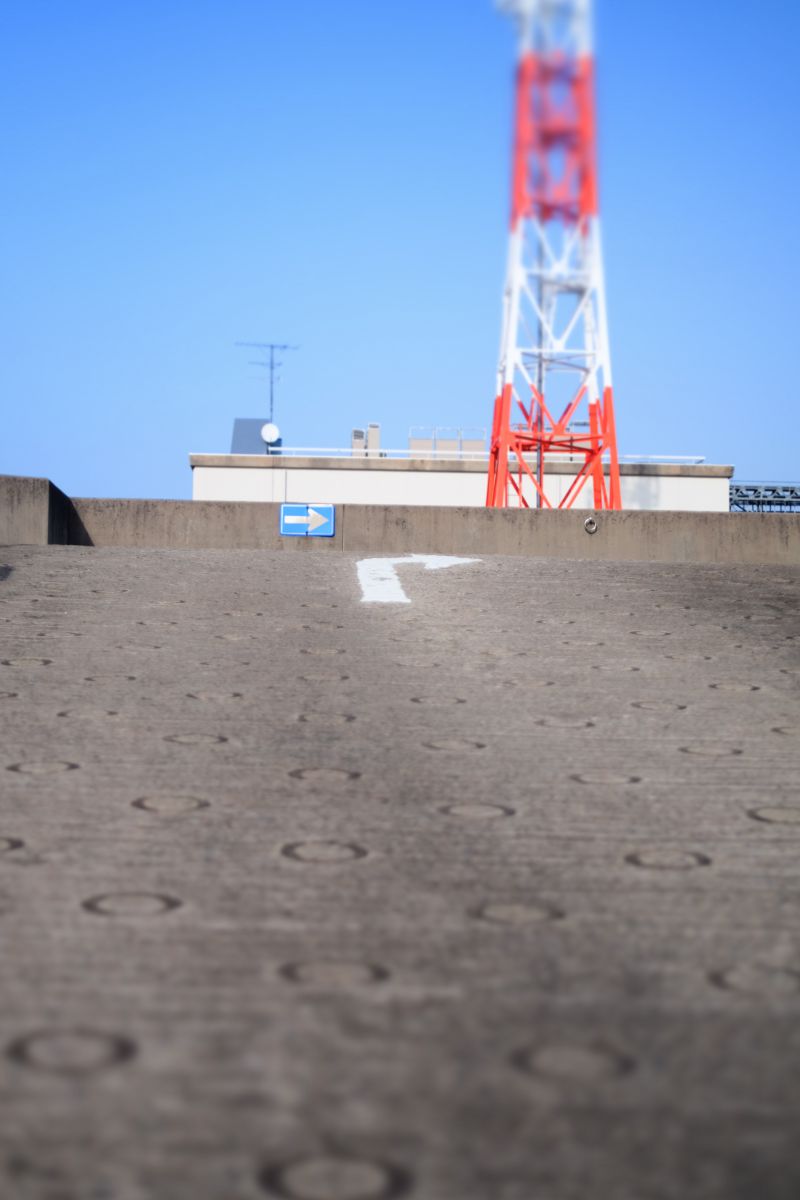 to the right | GANREF