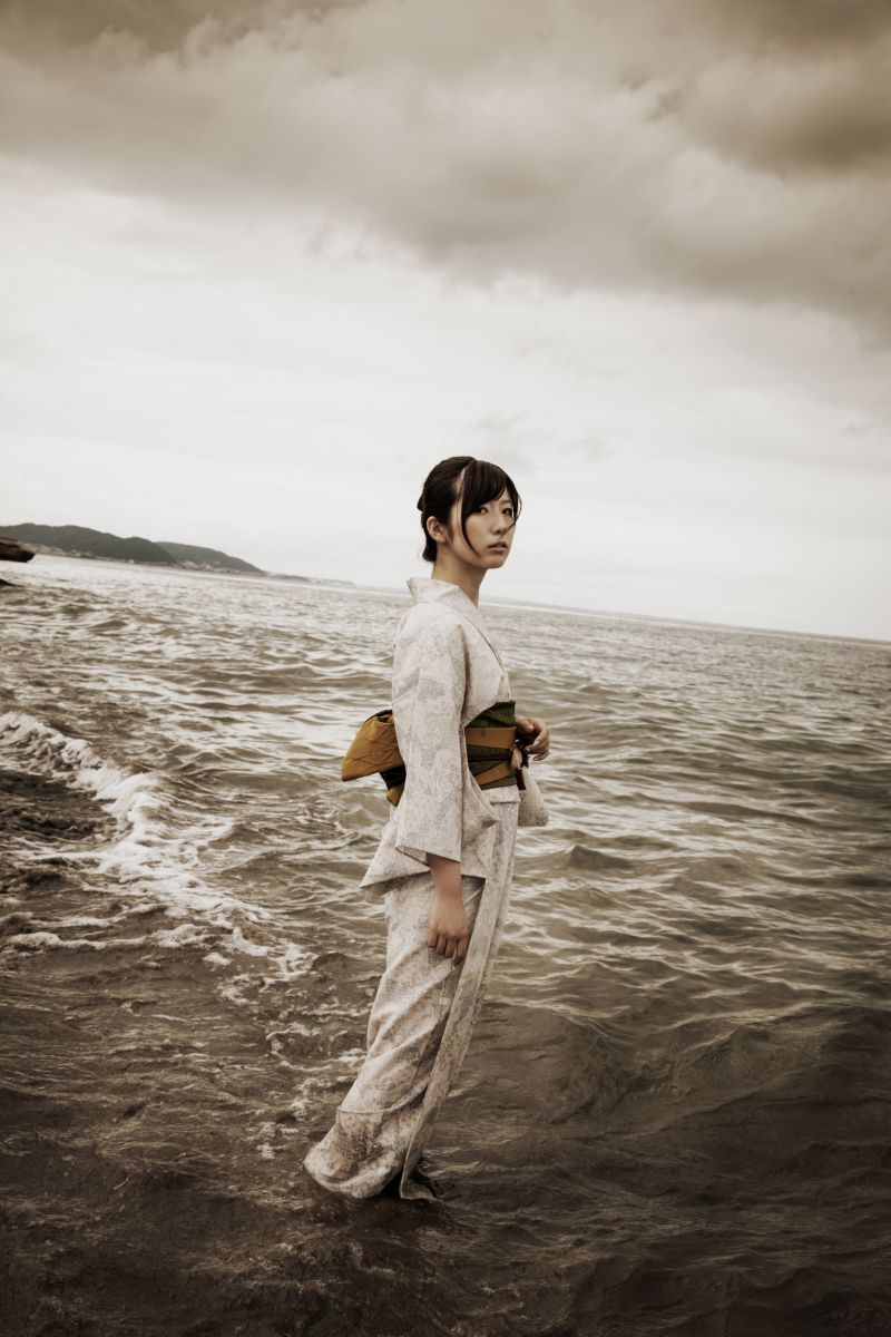 暗雲垂れ込める海にたたずむ | GANREF