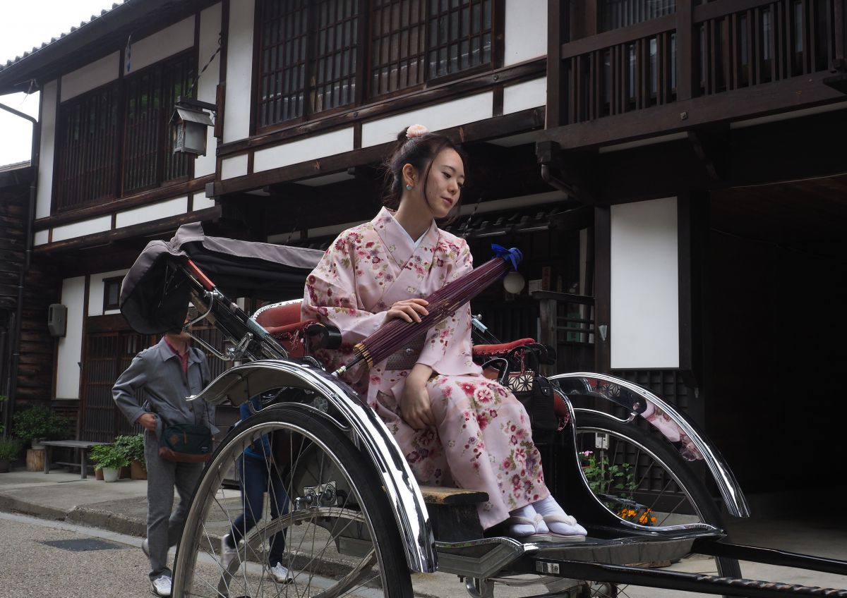 裾が乱れてしまったわ～～ | GANREF