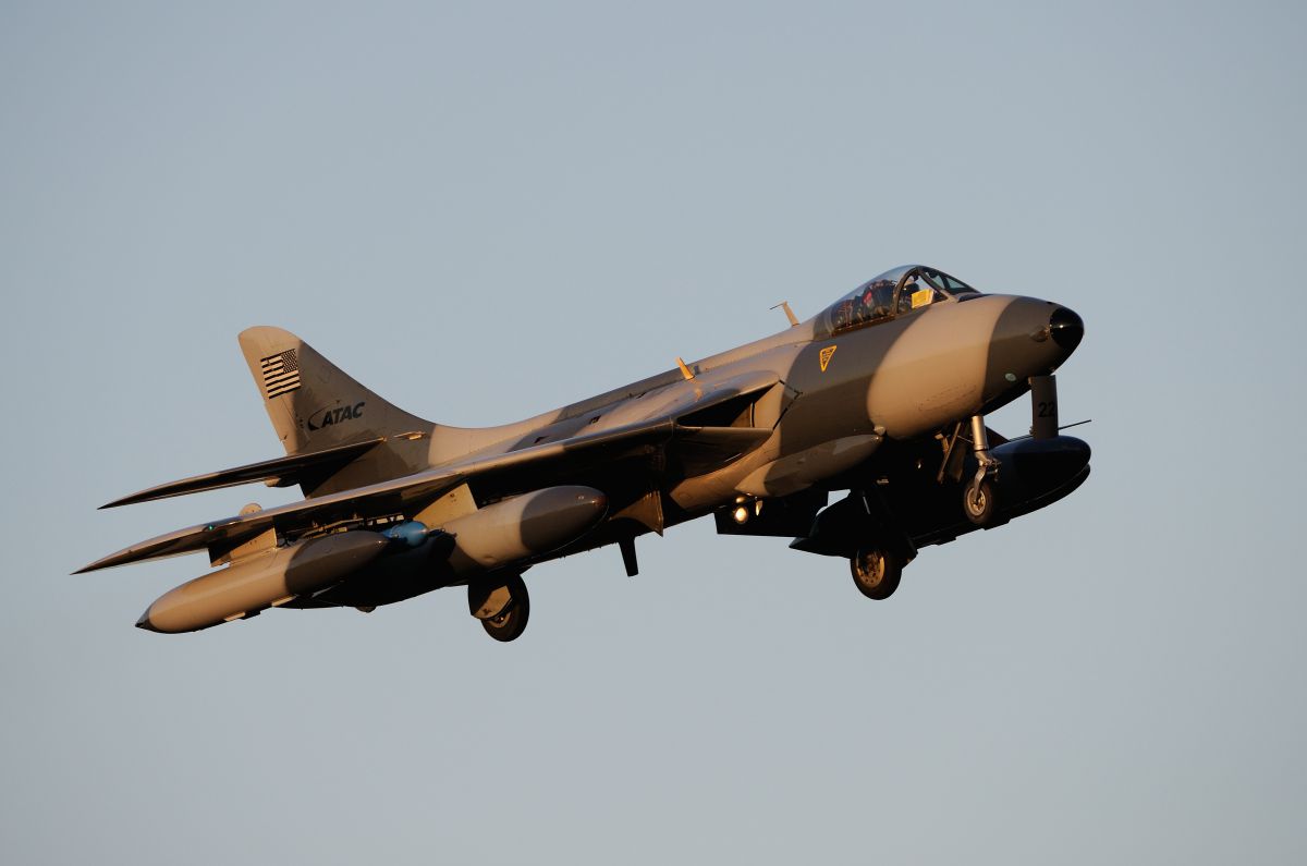 夕陽に染まった・Hawker Hunter | GANREF