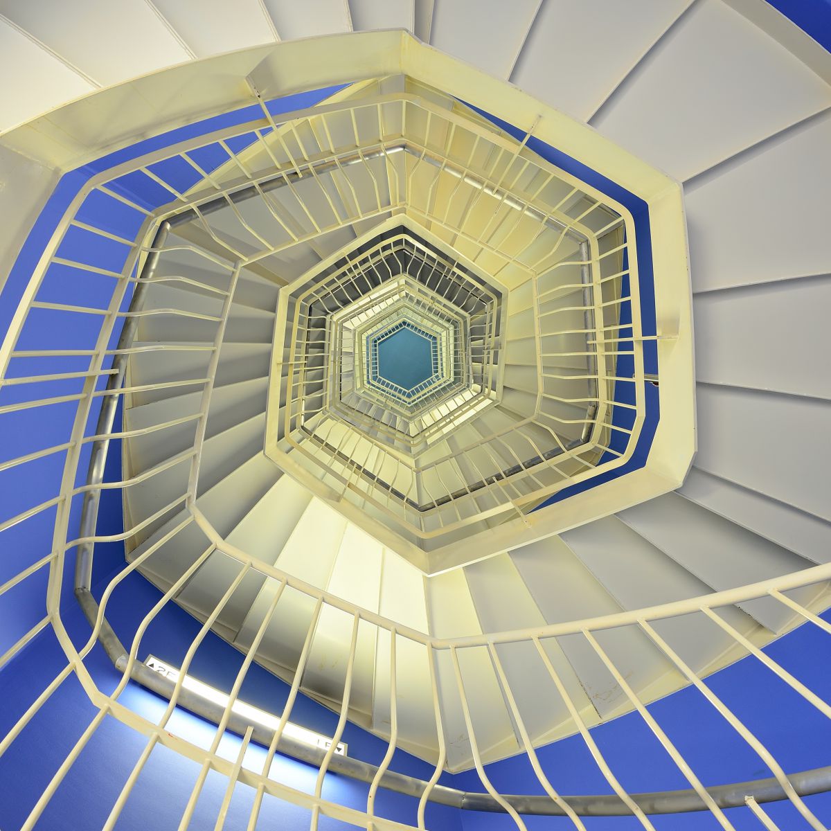 Blue spiral staircase | GANREF