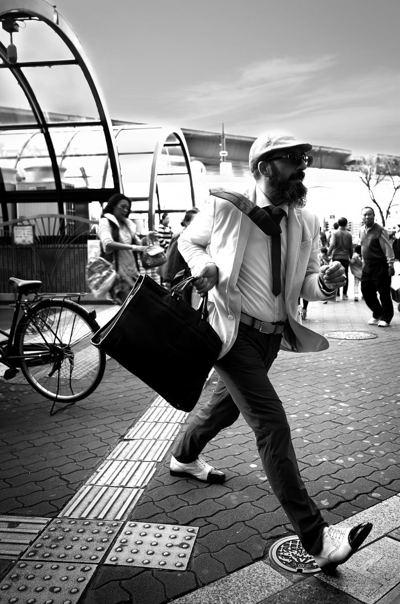 Shake it! We’ll be late. | GANREF