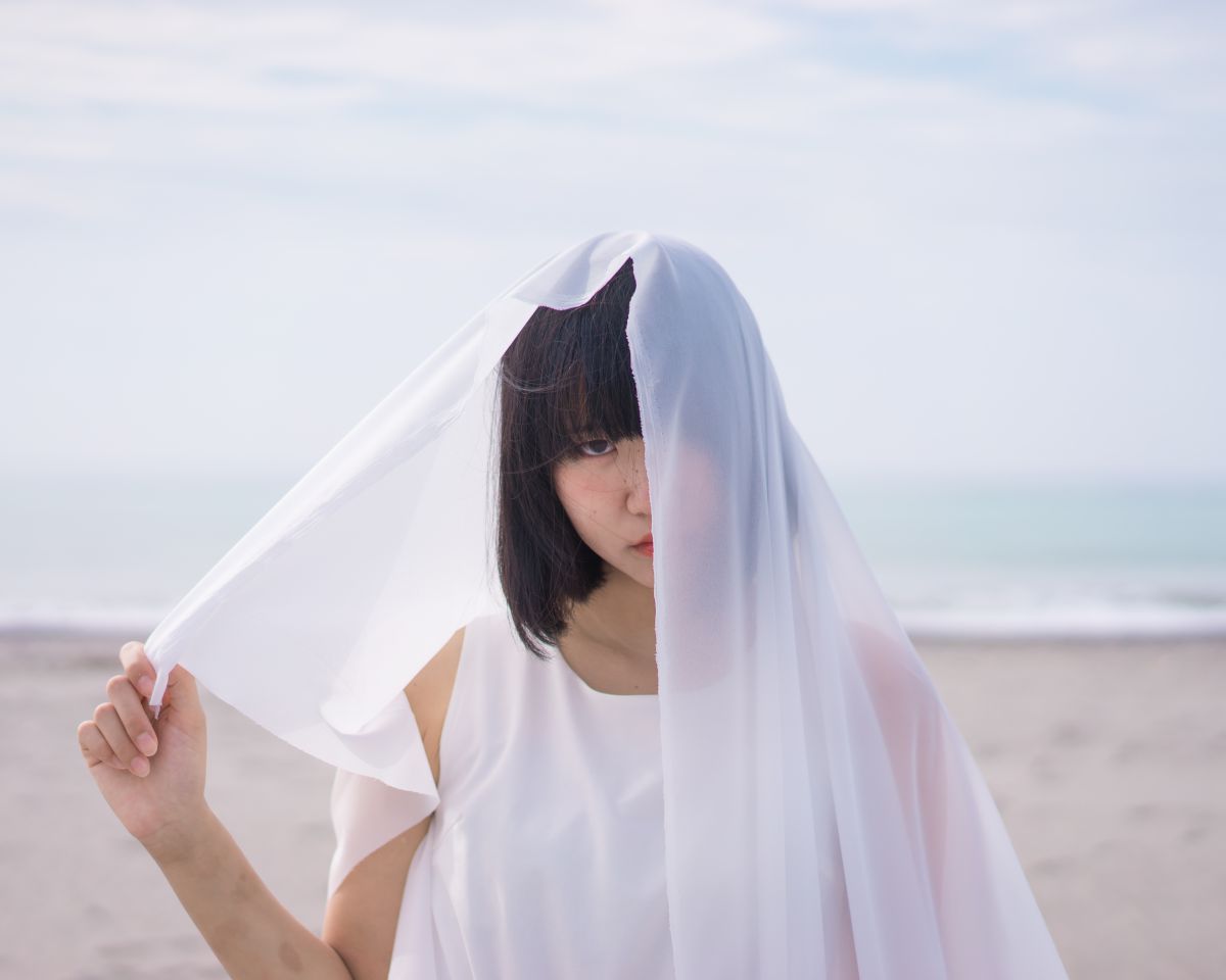 white veil. | GANREF