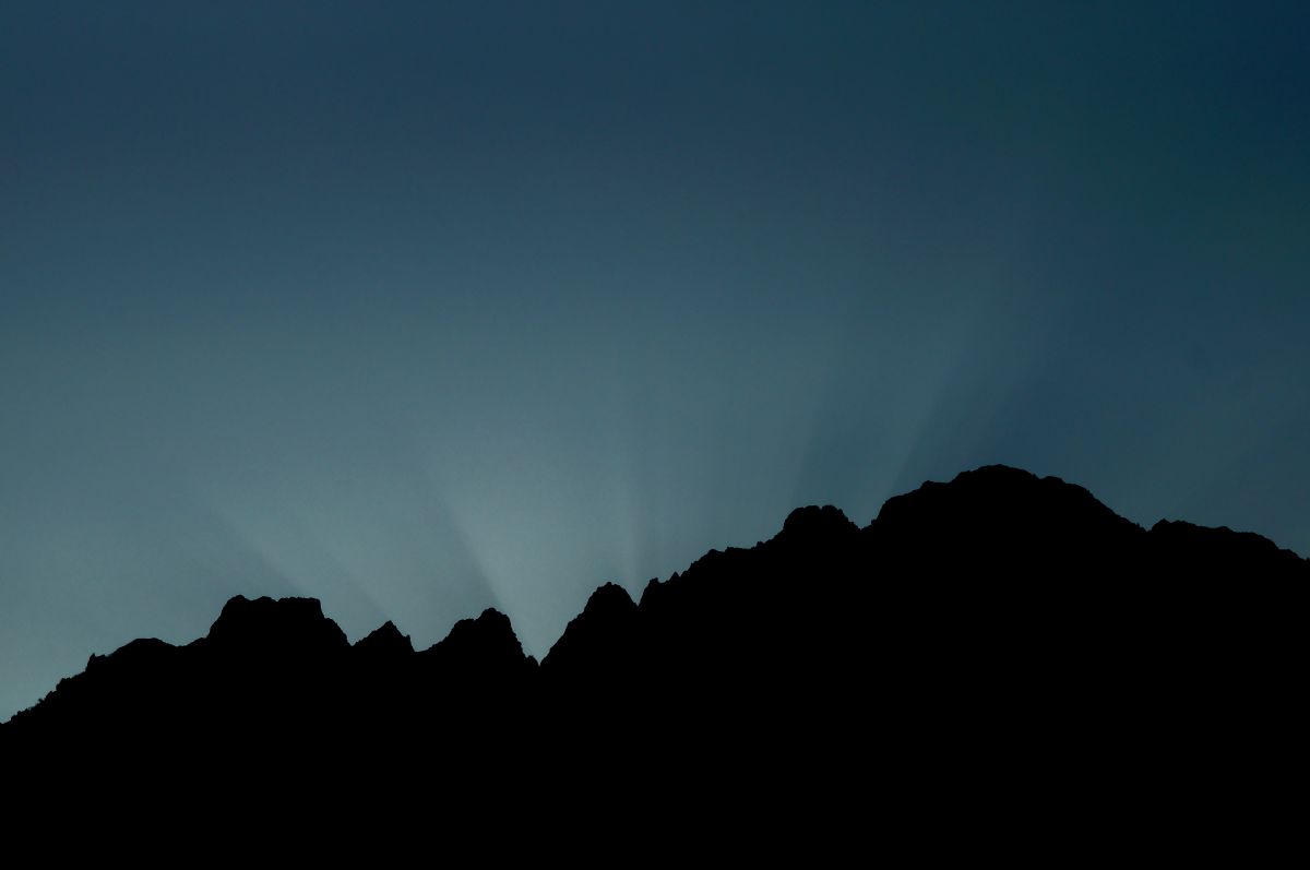 聖なる山の夜明け | GANREF