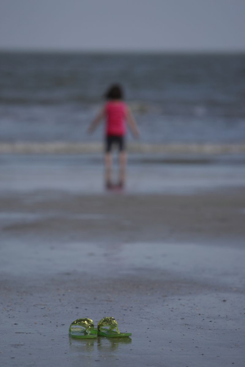 波と戯れる少女 | GANREF