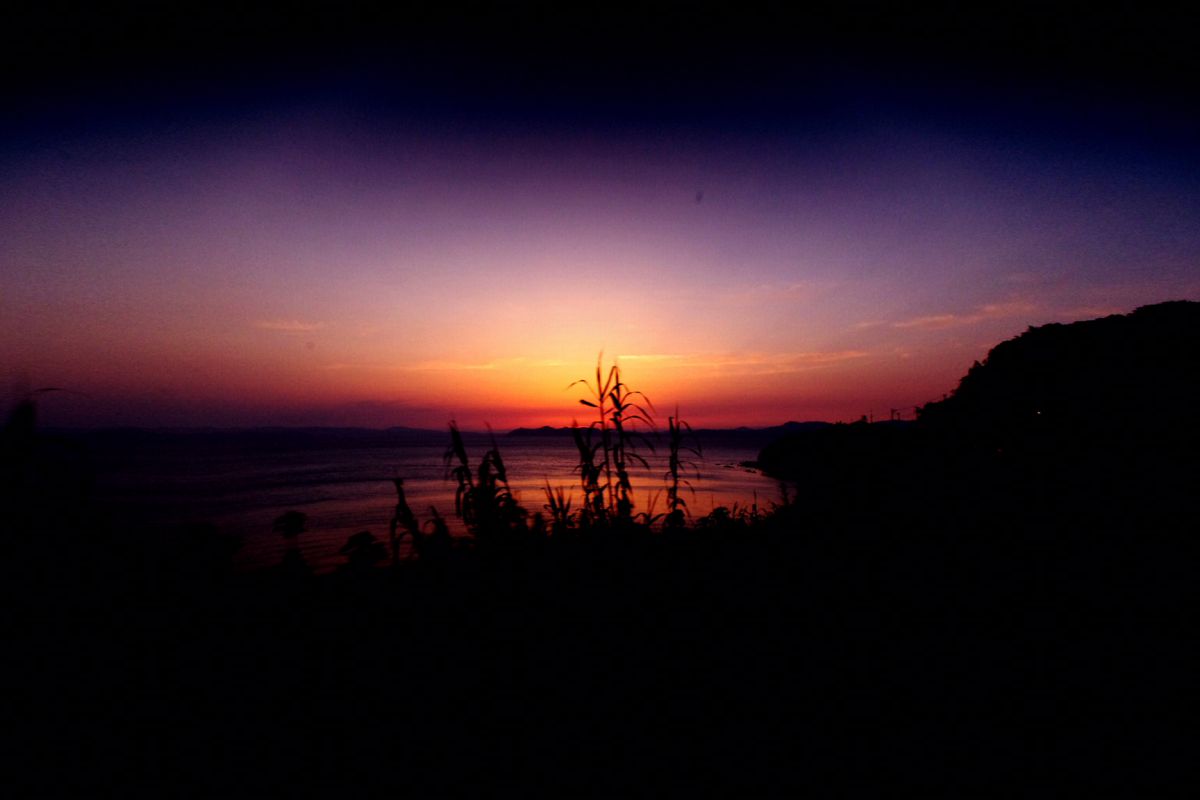 The setting sun which sets in the sea | GANREF