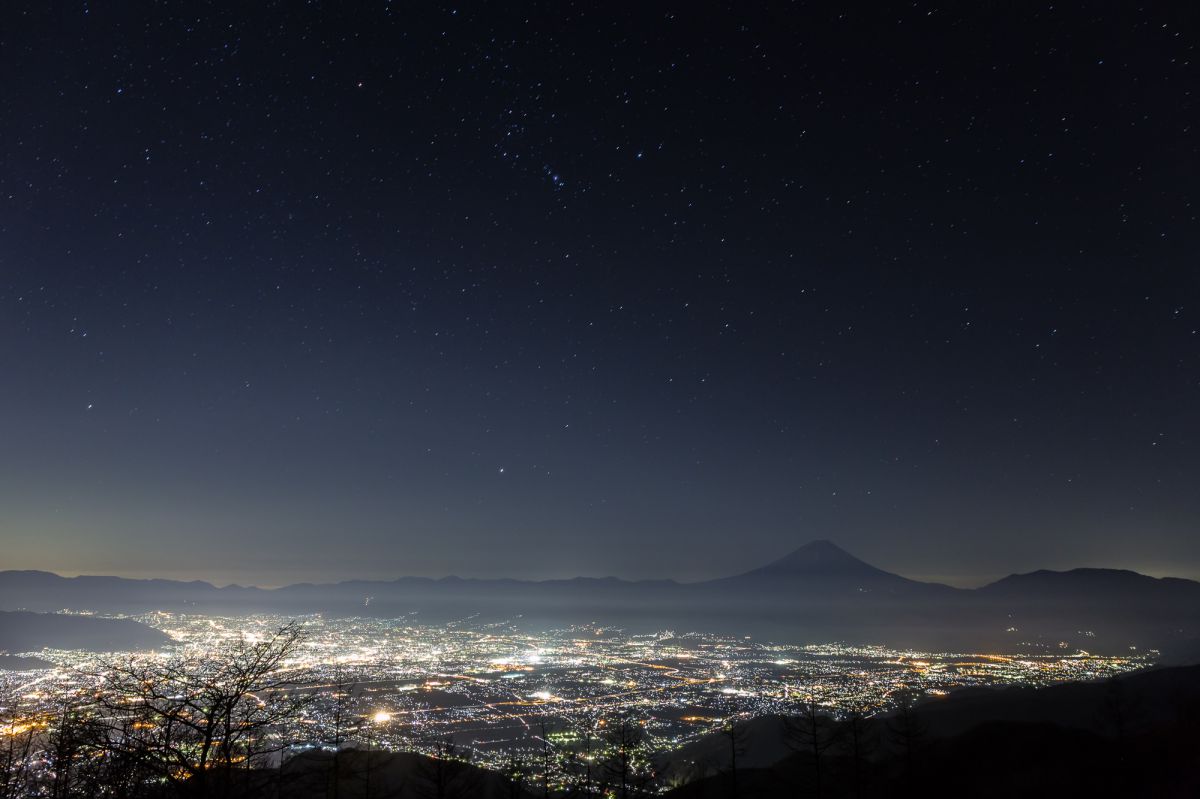 Ground of galaxy and Orion | GANREF