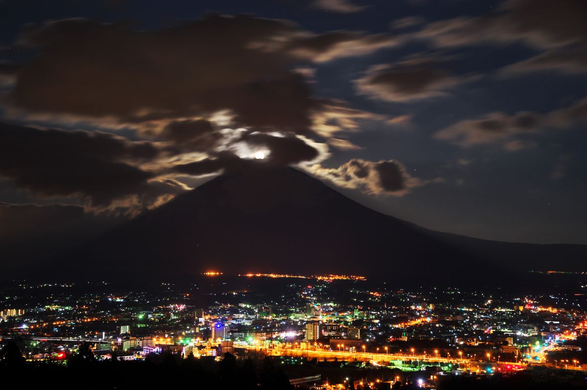 A battle of the moon and clouds | GANREF