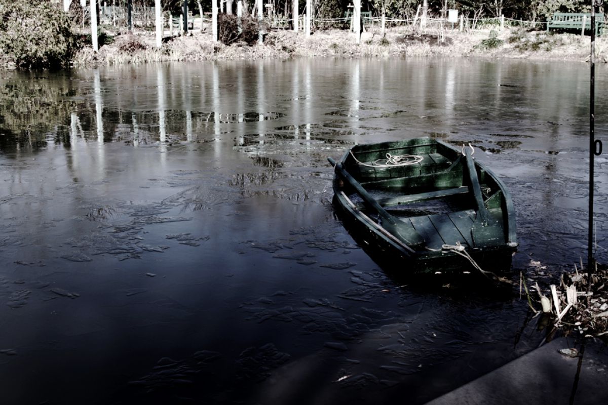 Broken boat | GANREF