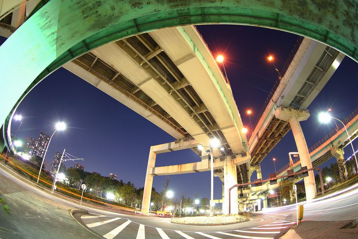 peep through an opening | GANREF