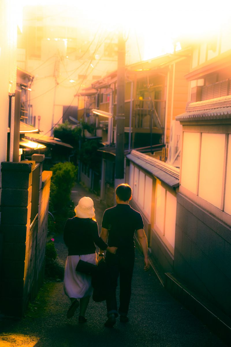 夕暮れの路地裏にて | GANREF