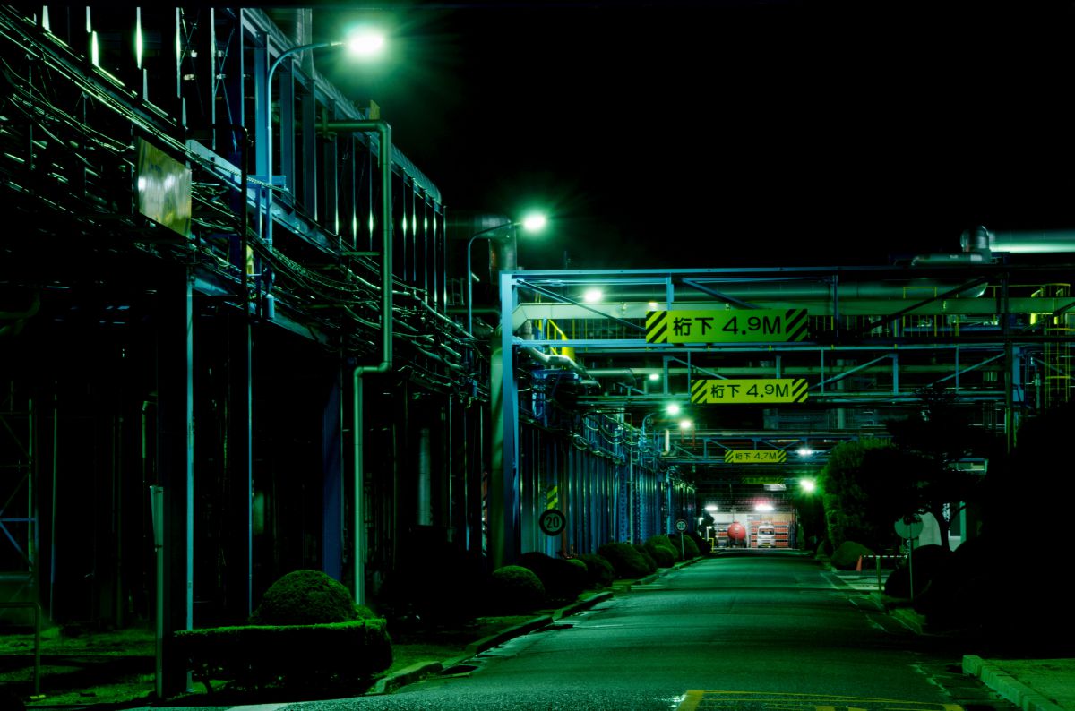 夜の工場にて | GANREF