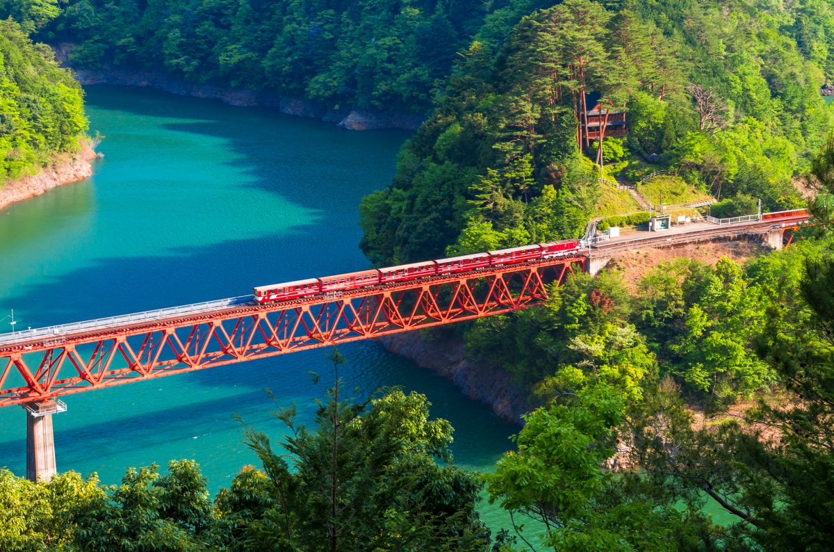 赤い橋の赤い電車 | GANREF