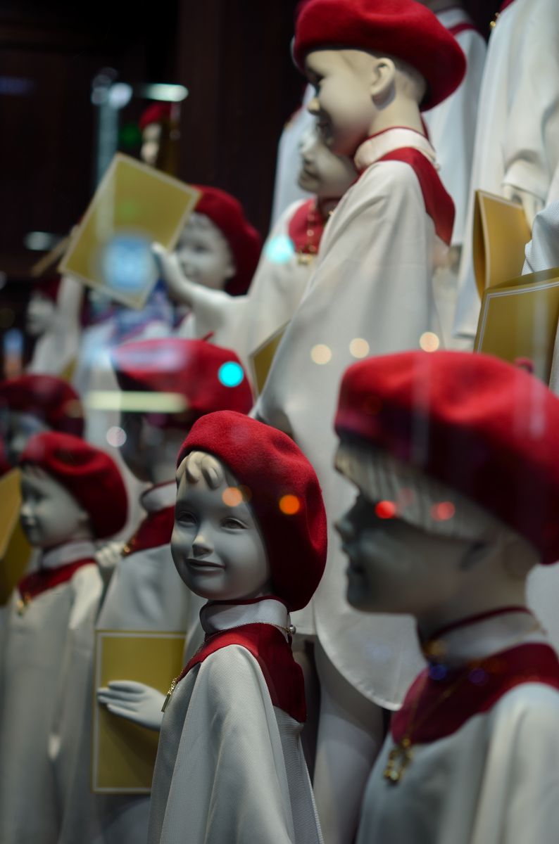 girl in the showcase | GANREF