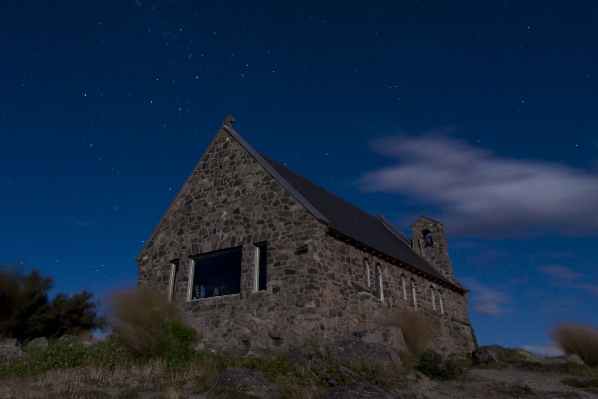 Southern Cross watches A Church : Alt | GANREF