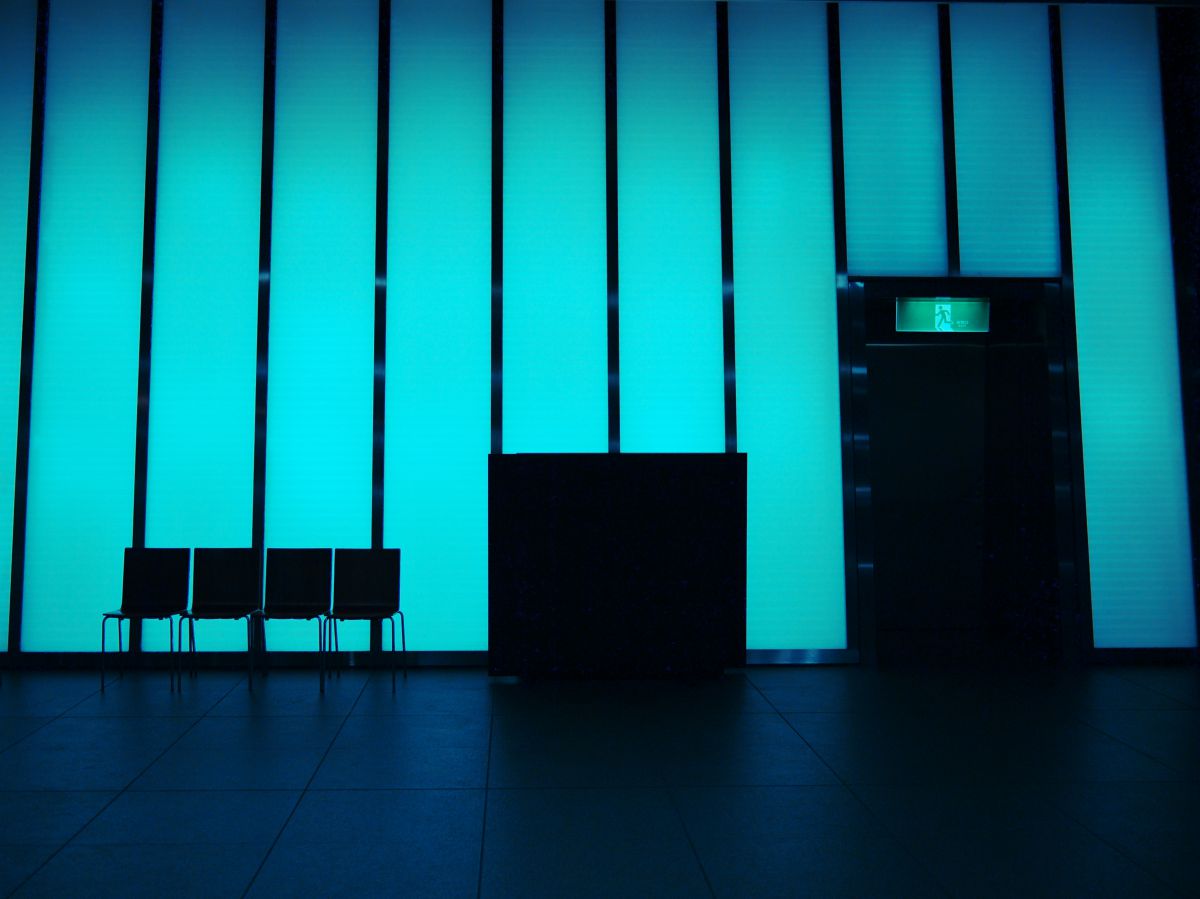 uncomfortable waiting area | GANREF