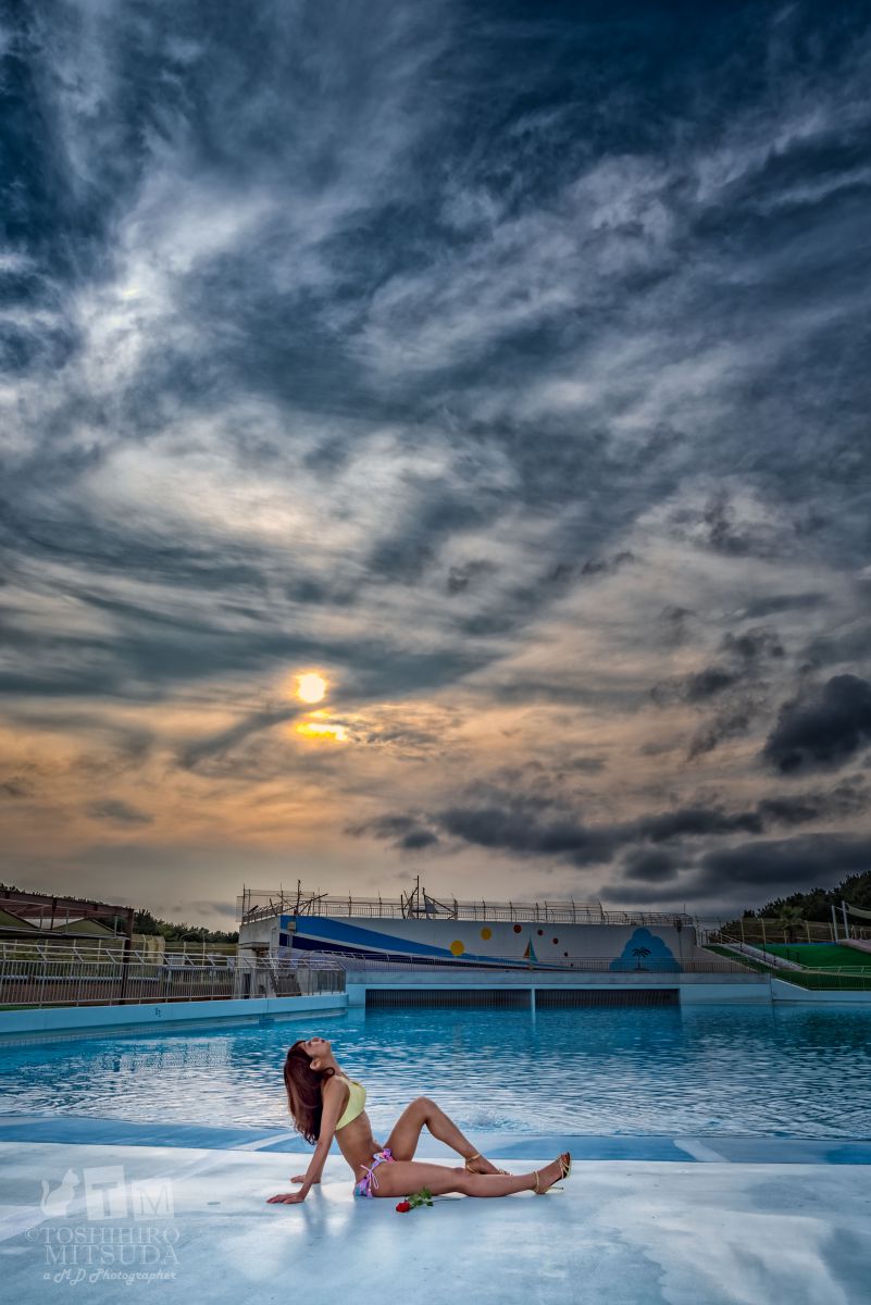 A SUNSET POOLSIDE | GANREF