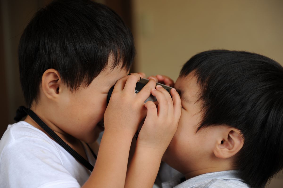 どっちも見えない (>_