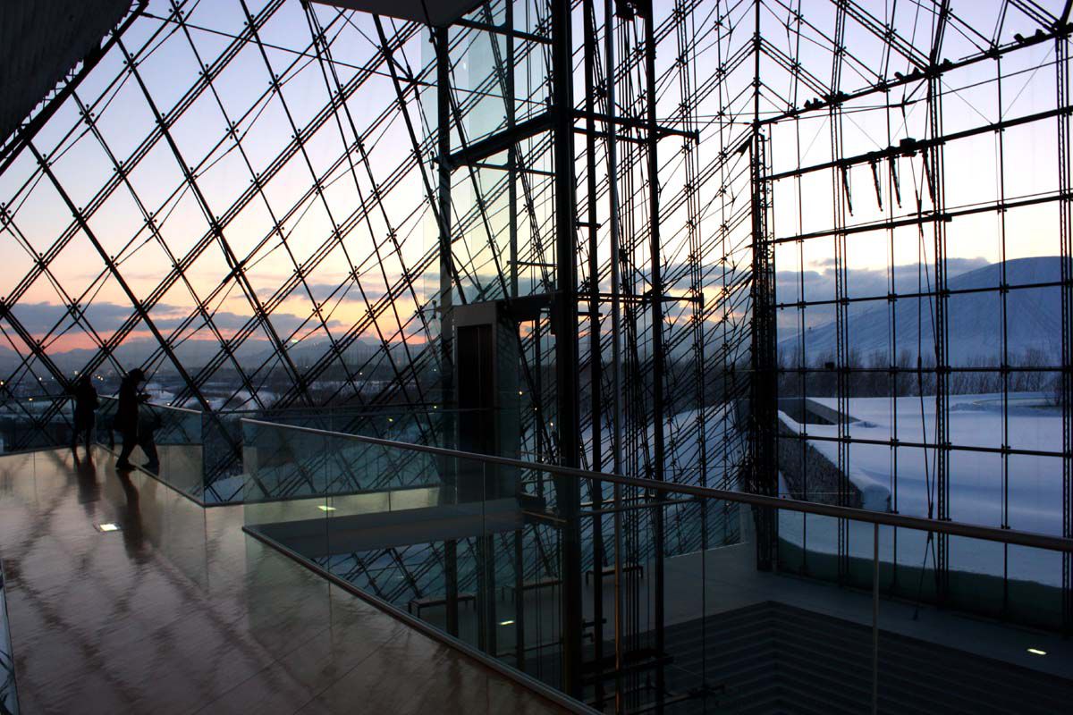 couple in pyramid | GANREF