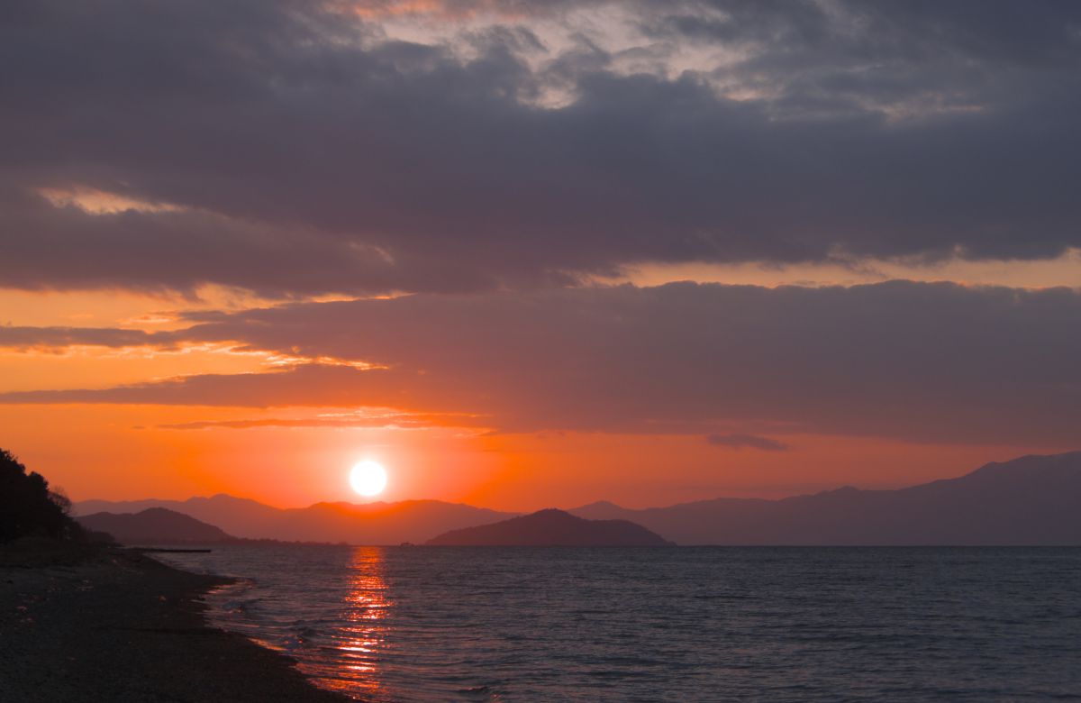 a setting sun | GANREF