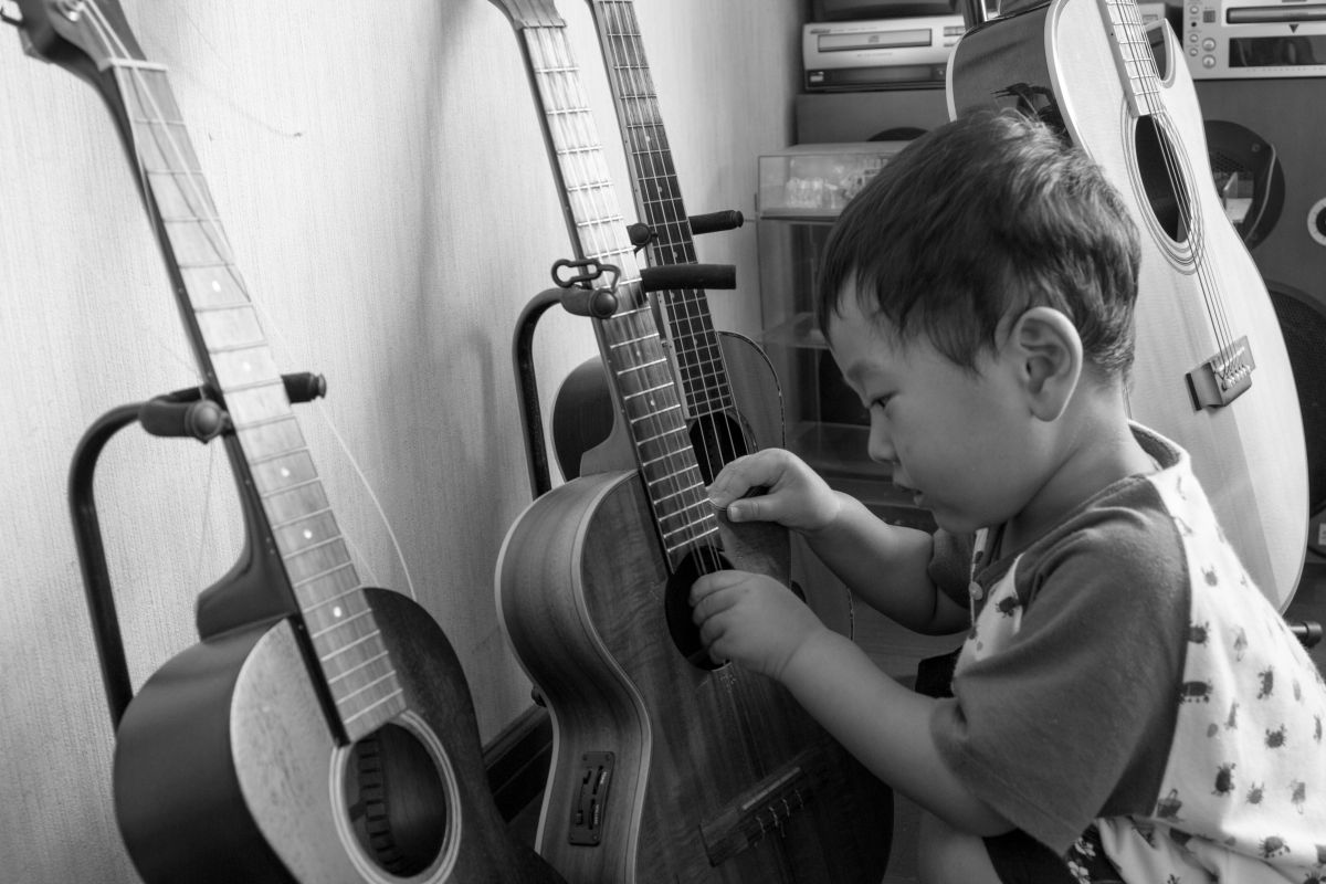 A boy meets with strings | GANREF