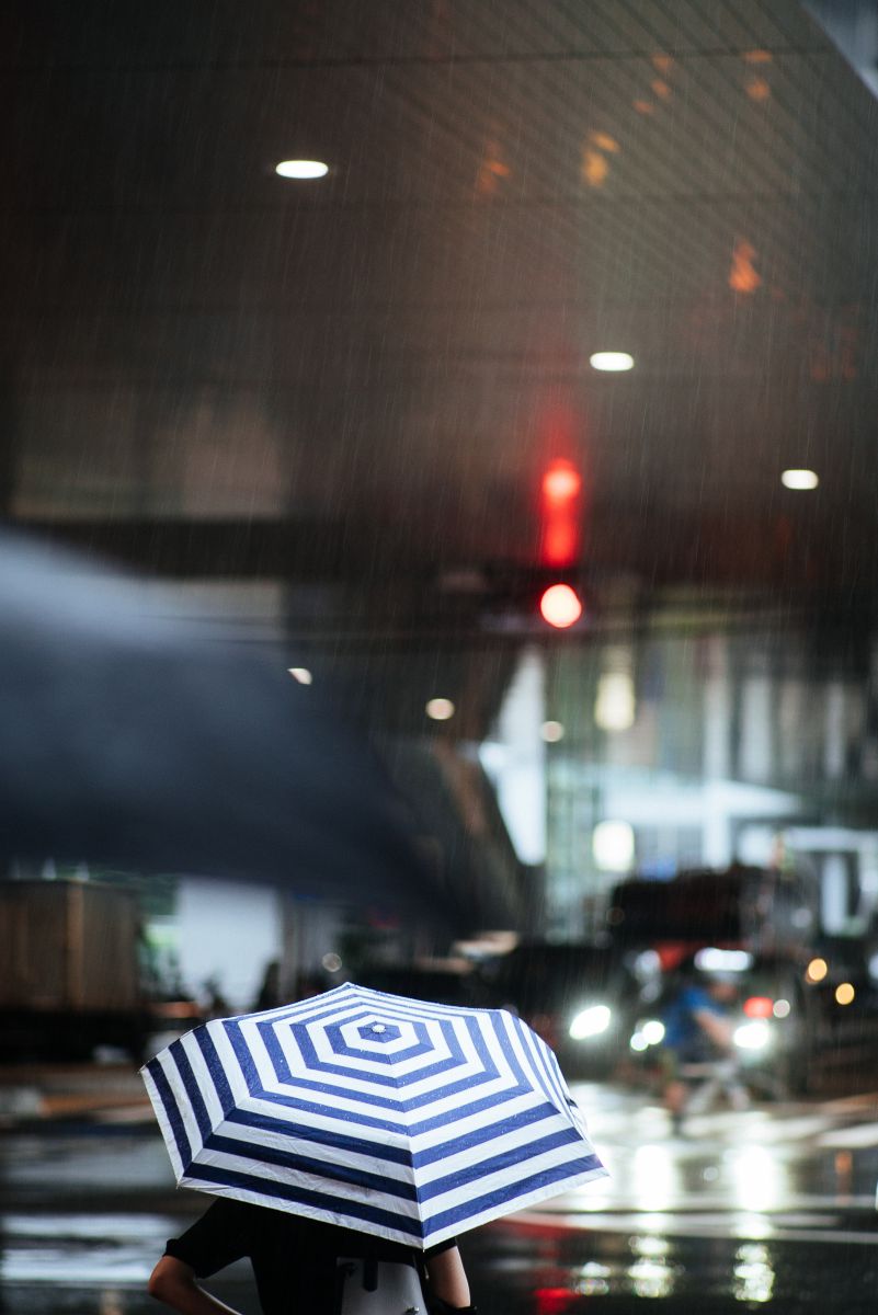 It's raining heavily. | GANREF