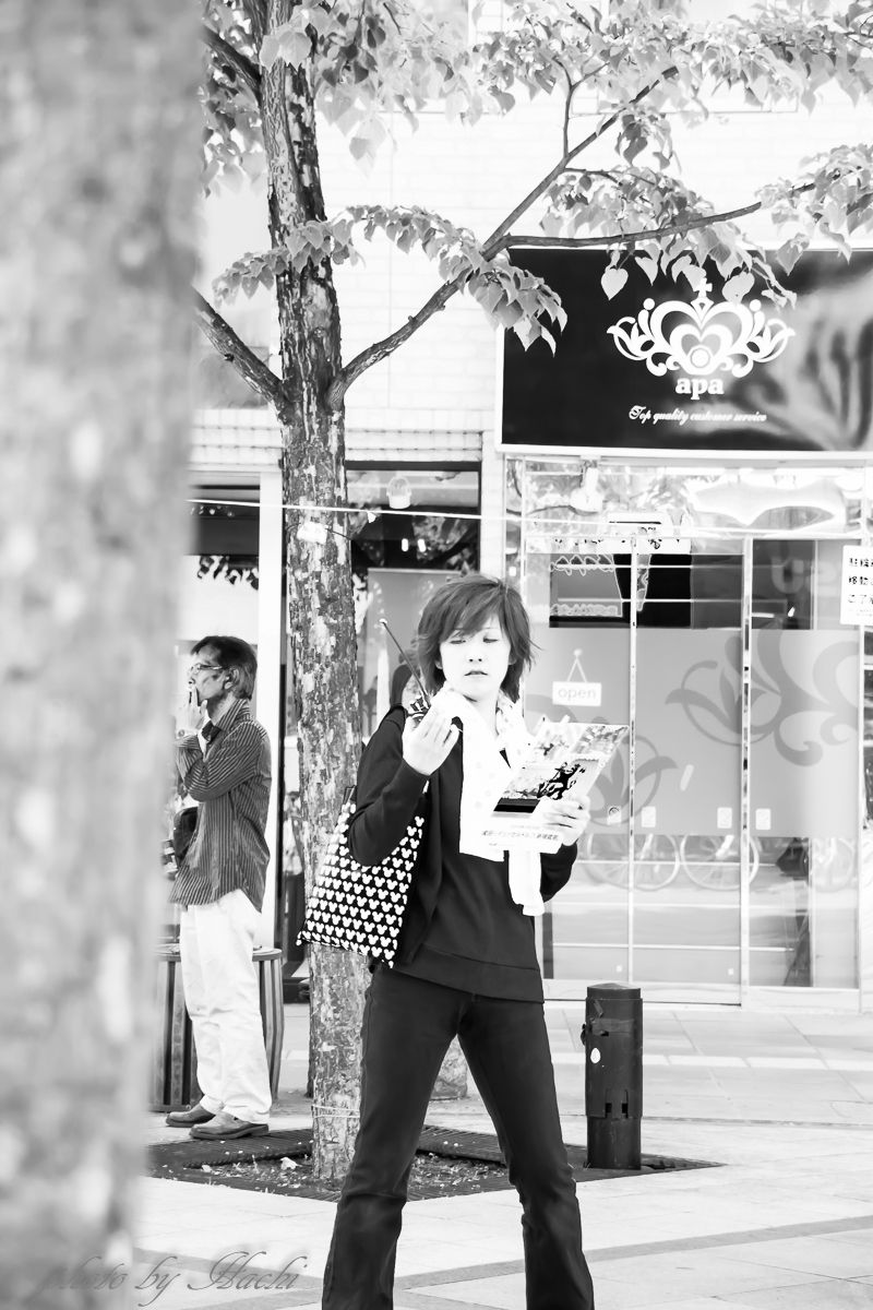 a woman working on a street | GANREF