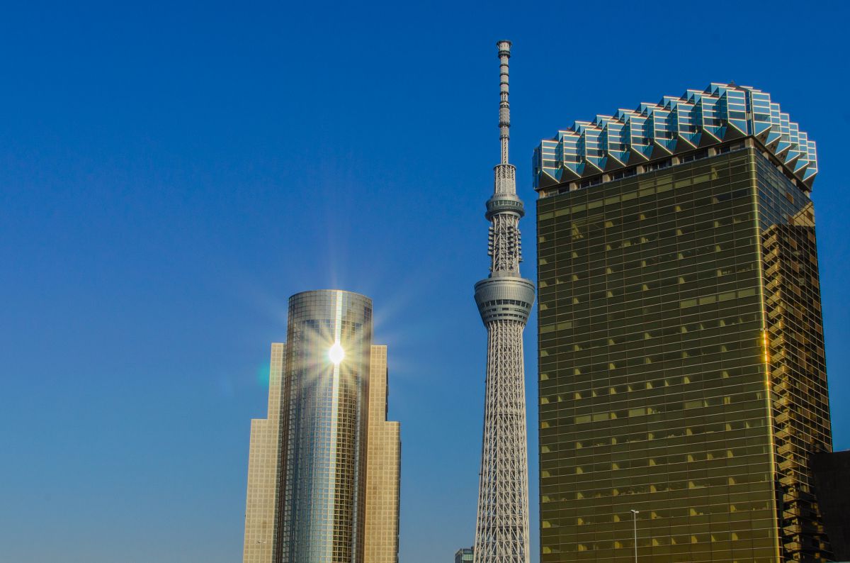 One eye's building | GANREF