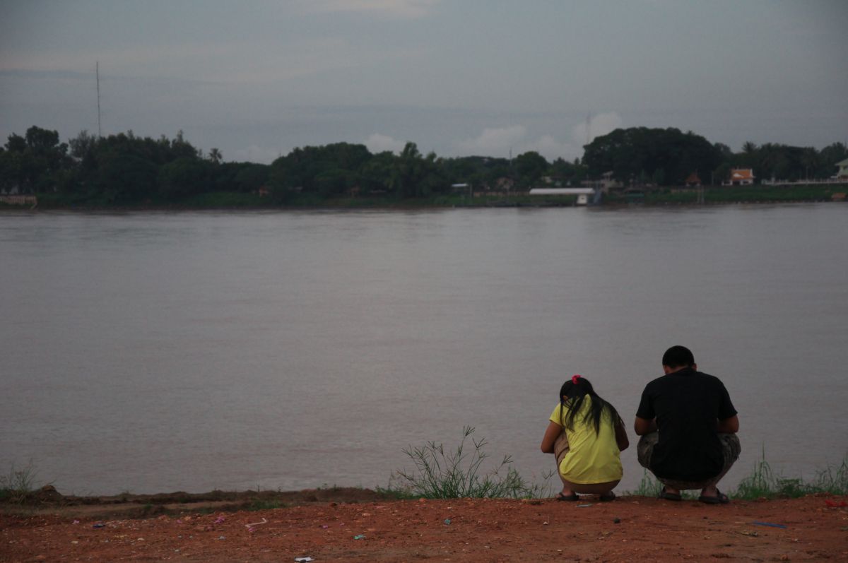 川沿いのカップル（Couples on the river "Mekong"） | GANREF