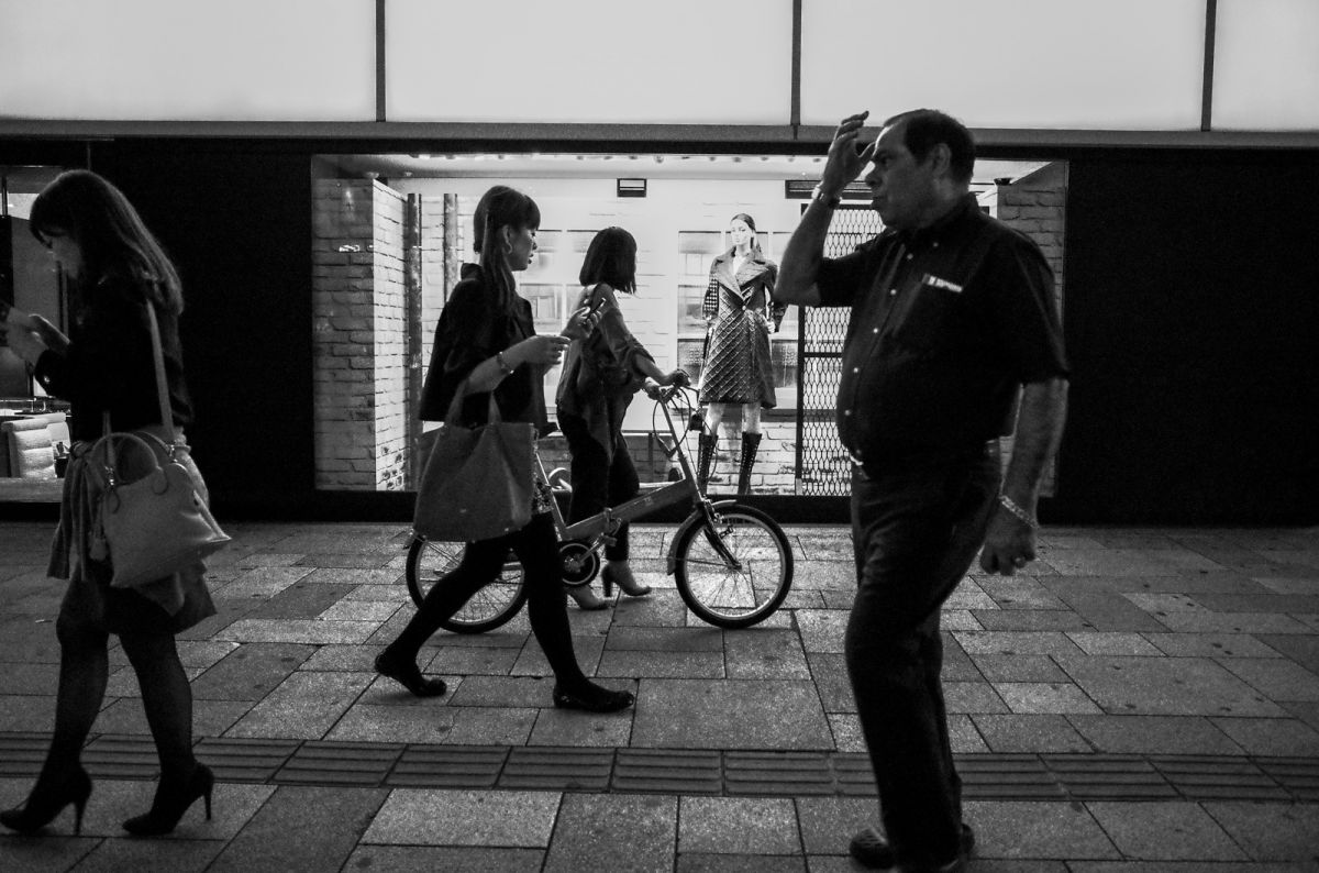 Four women and a man | GANREF