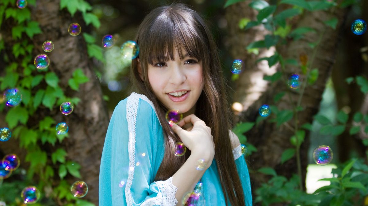 Soap bubbles and pretty woman. | GANREF