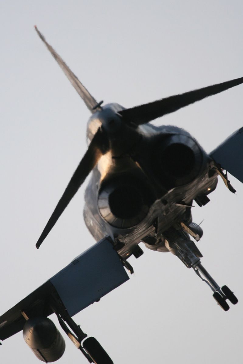 phantom on short final | GANREF