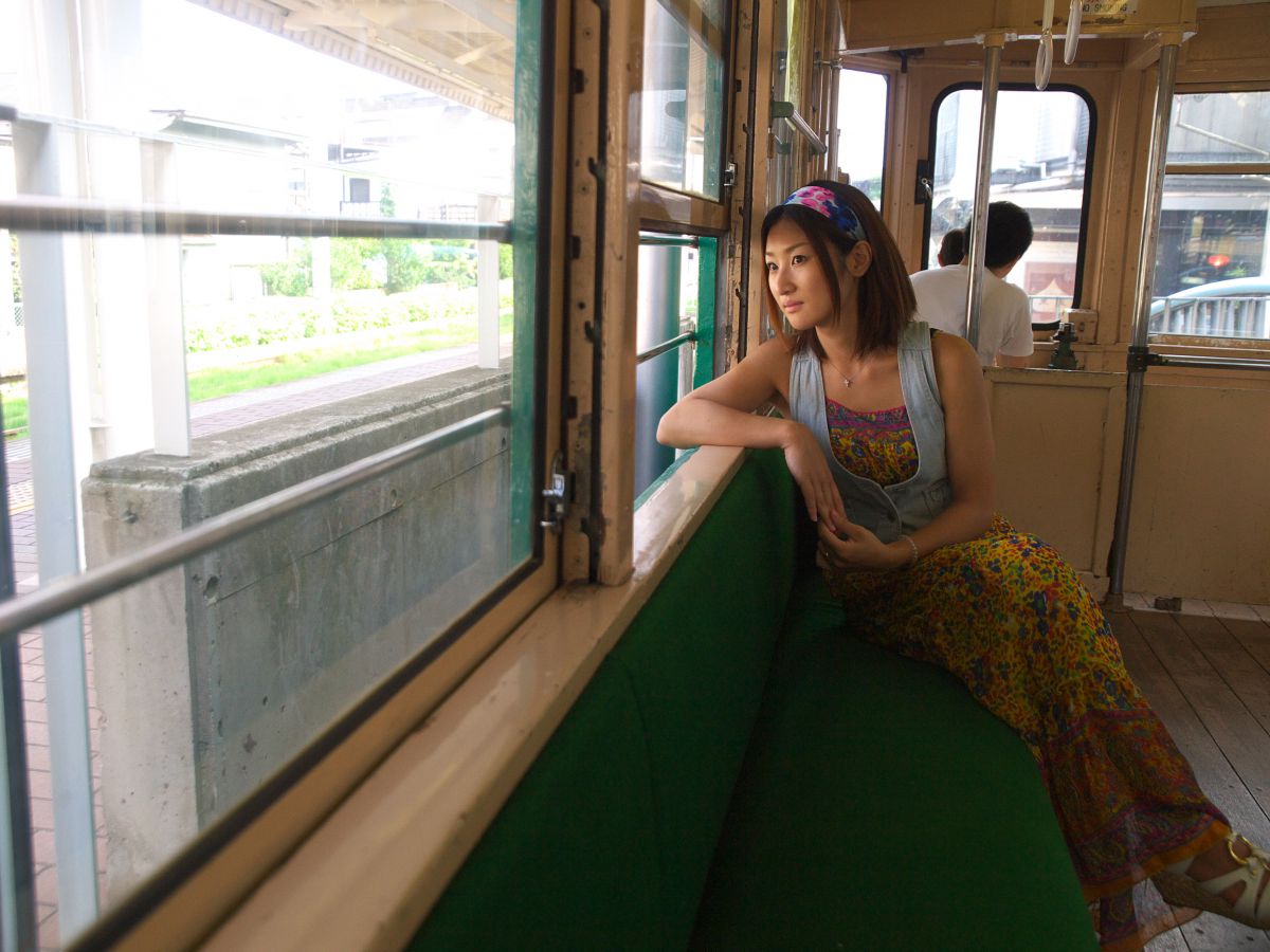 笑顔の画家RIEさんのポートレイト撮影 | GANREF