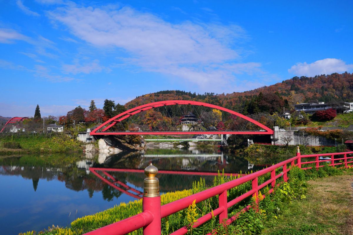 赤い橋の映える里 | GANREF