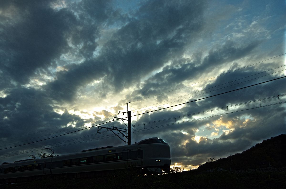 夕暮れに疾走 287系こうのとり | GANREF