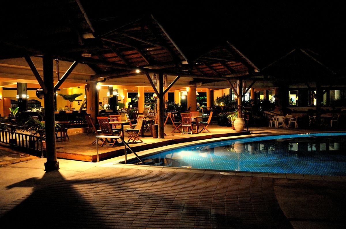 a silent poolside | GANREF