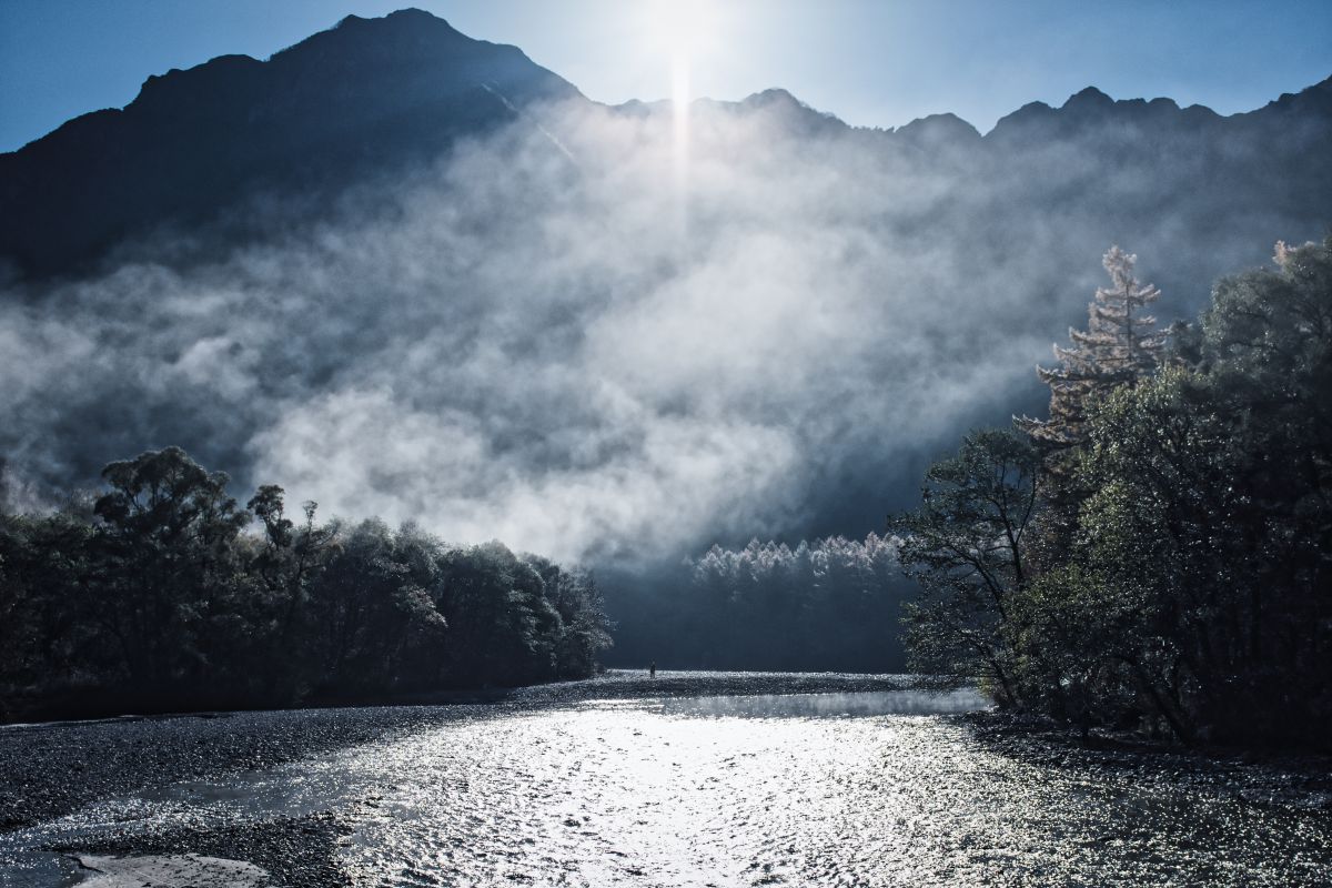 朝陽を受ける梓川 | GANREF