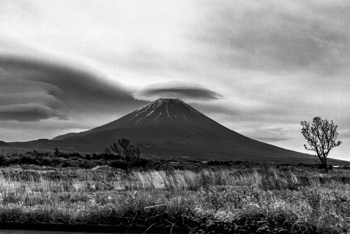 Dark side beyond the mountain | GANREF