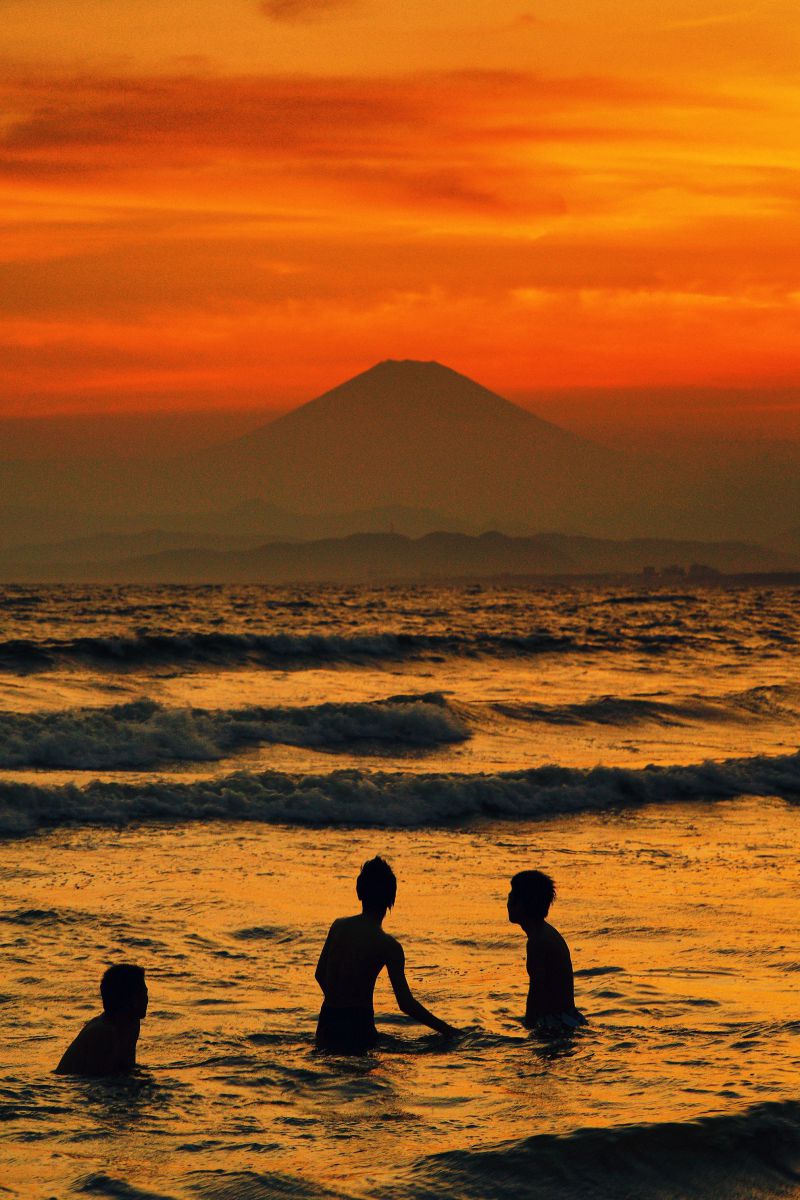 突如現れた富士に驚き、それを見上げる少年たち | GANREF