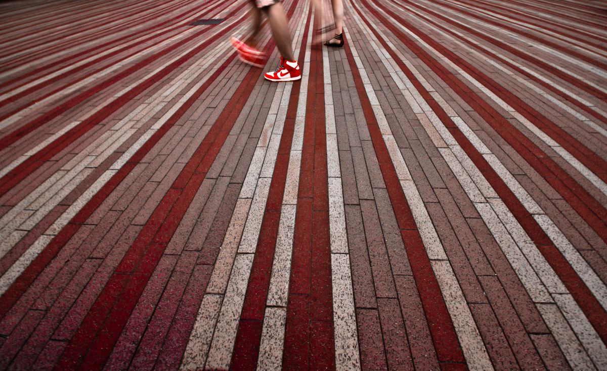 Walking on the stripe | GANREF