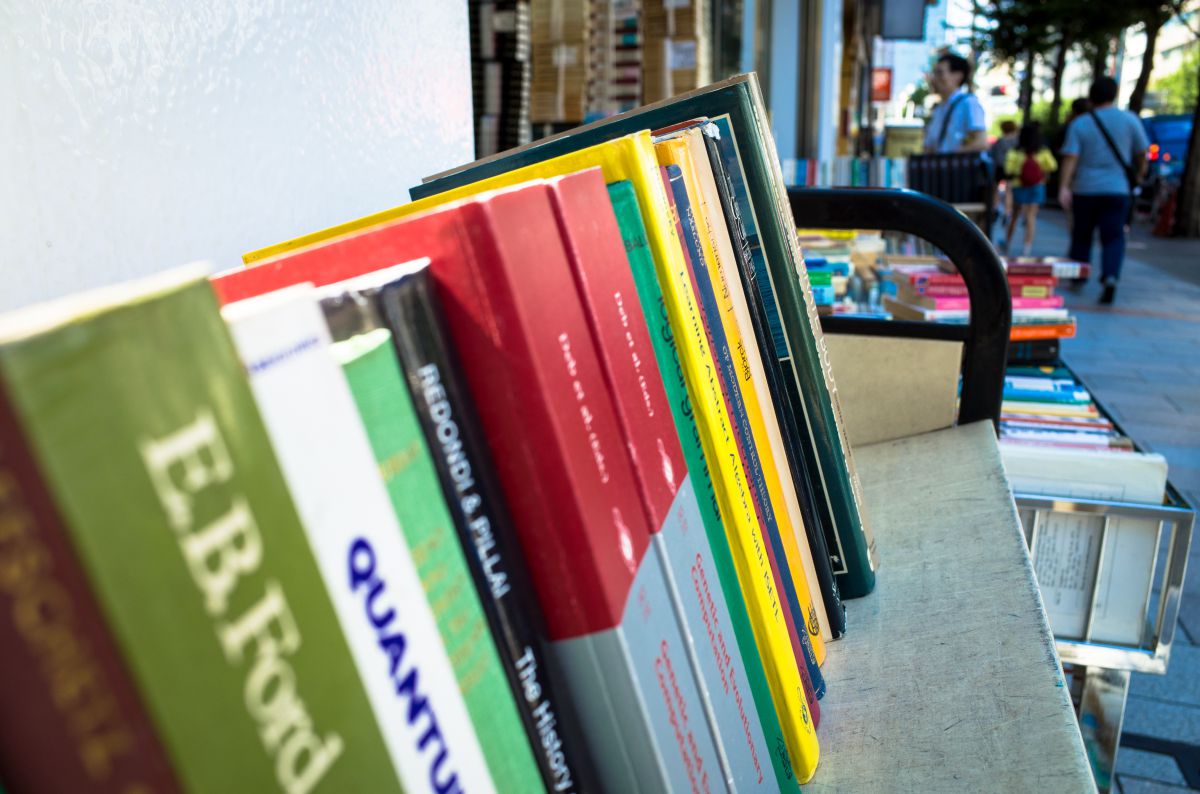 A secondhand bookstore avenue | GANREF