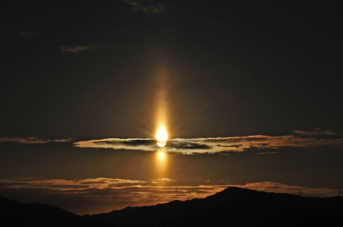 雲の合間から顔を出した太陽からの〝Sun pillar" | GANREF