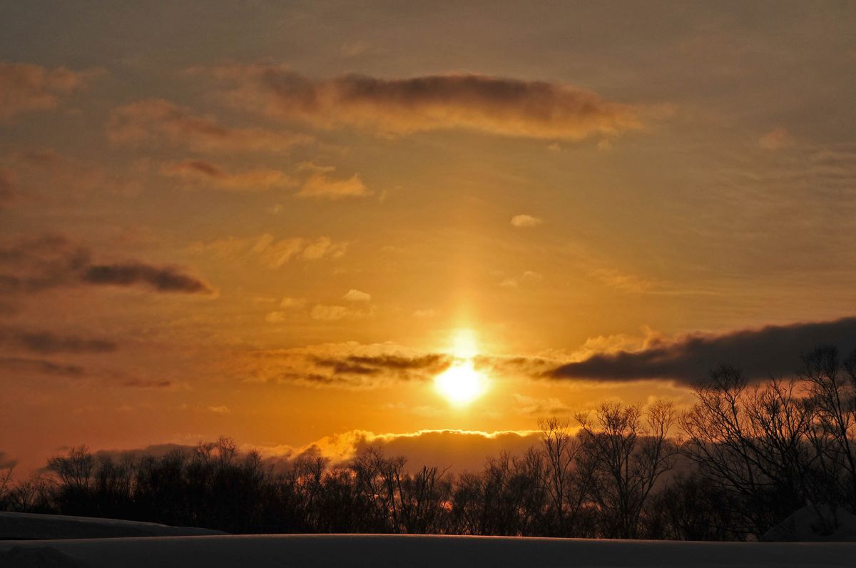 日没に、上下非対称に伸びる Sun Pillar が！ | GANREF