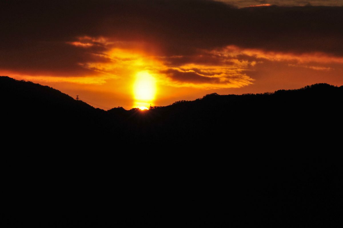 鞍部から朝陽が昇り始めた時の〝太陽柱(Sun pillar)" | GANREF