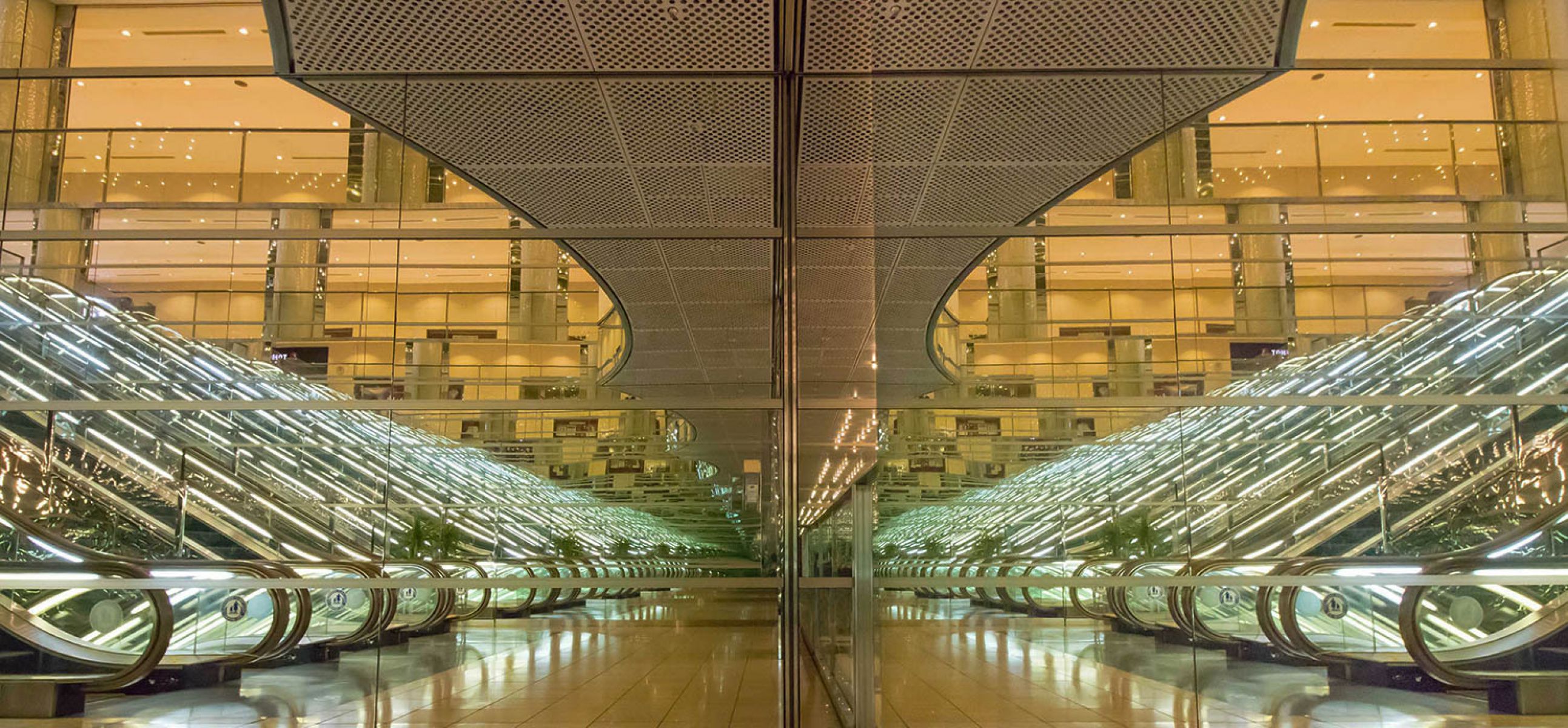 Symmetrical escalator | GANREF