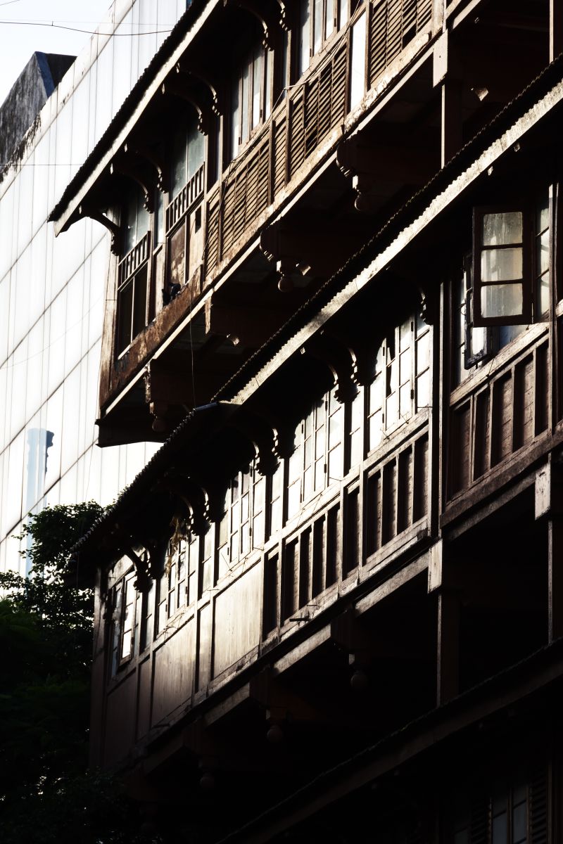 look up at window | GANREF