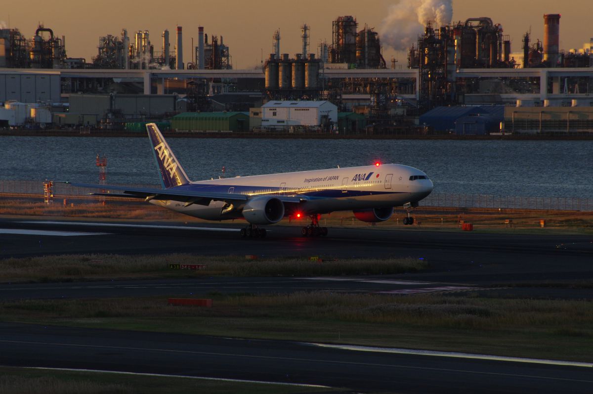 朝陽があたり始める中、羽田空港34Lに着地寸前のANA機 | GANREF