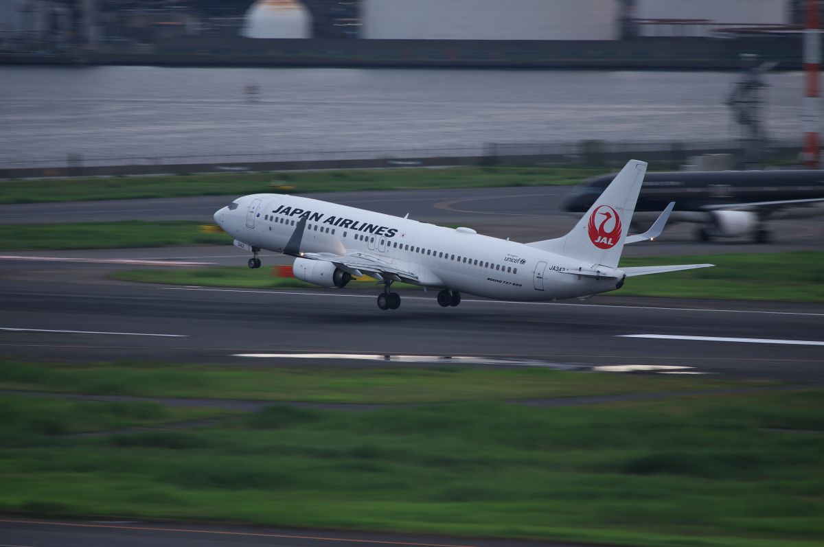 Takeoff R/W16R, JA342J Boeing 737-800 | GANREF