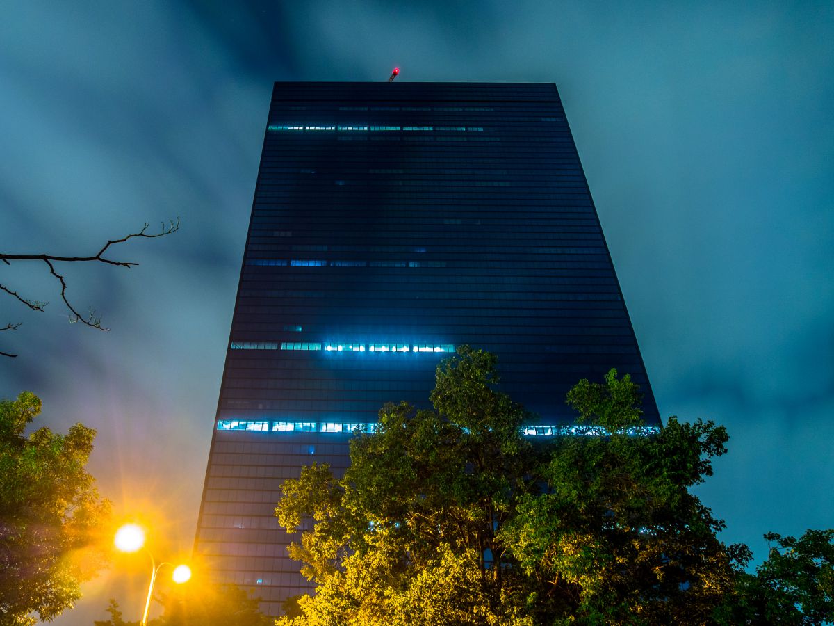 Midnight building | GANREF