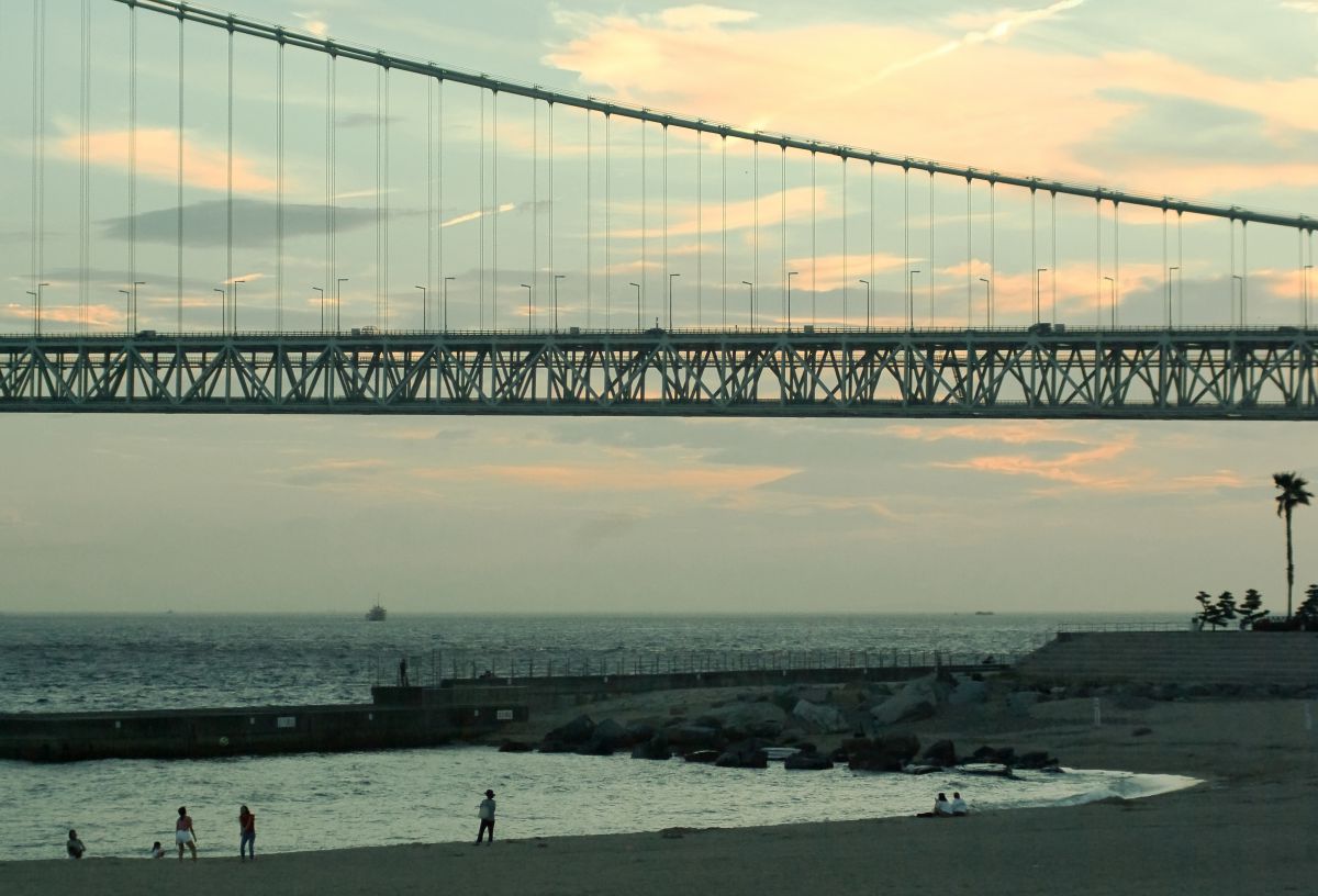 夕暮れの渚に憩う | GANREF